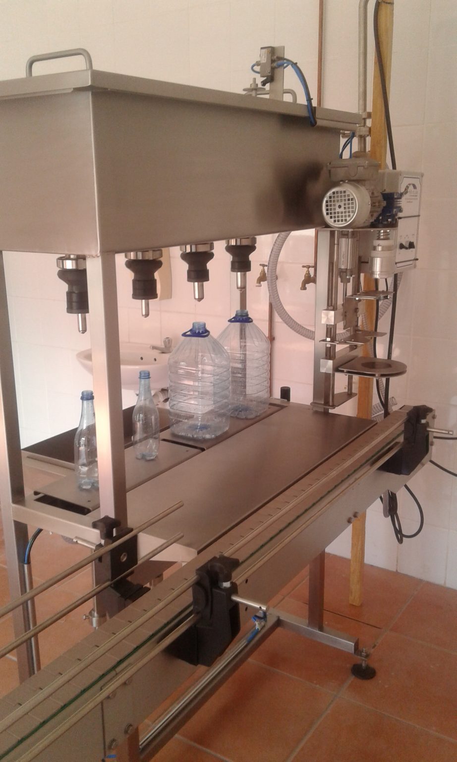 4 Head Lifting Table Gravity Filler - SA Fillers