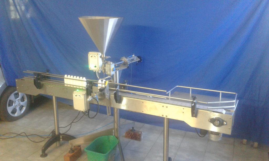 Automatic Single head piston filler with conveyor - SA Fillers